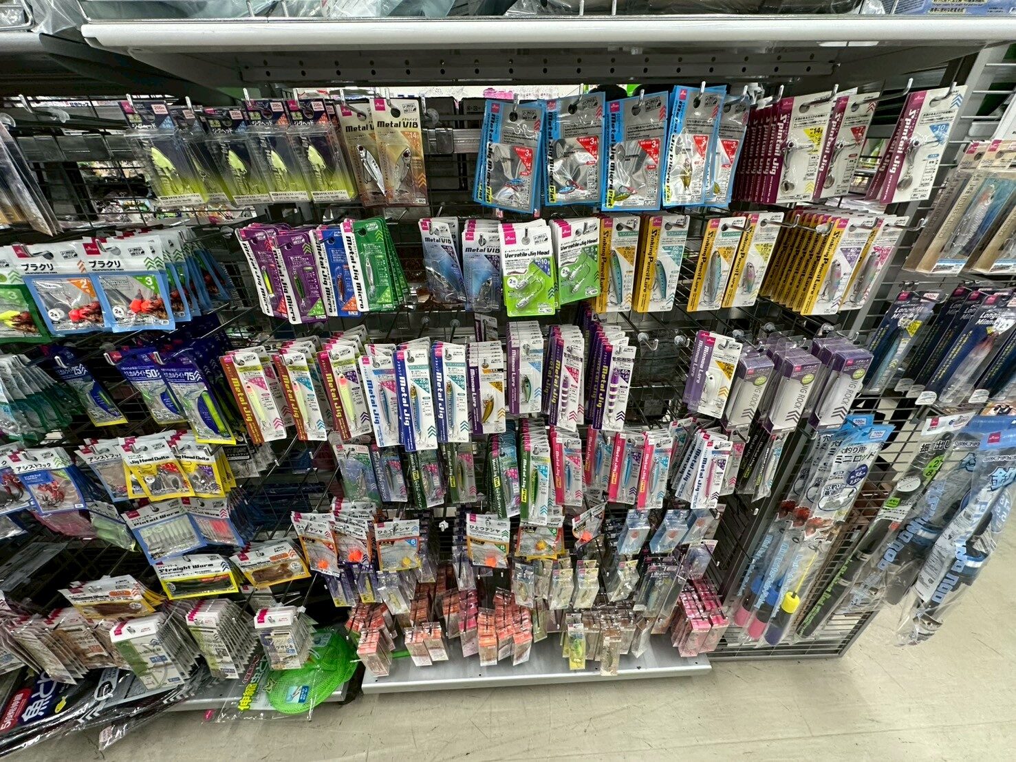 ダイソーの新作ベイトリール(AI2000)は買い？スペックや性能を解説&プチ実釣レビュー！発売日やどこで買えるかも店員に聞いてみた。 - つりはる〜釣り情報発信メディア〜